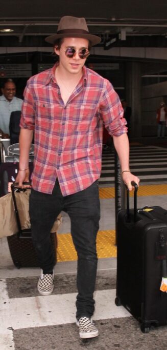 45 Easy Yet Sexy Travel Outfits For Men – Macho Vibes