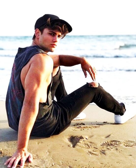 40 Symbolic Beach Photography Poses For Men – Macho Vibes
