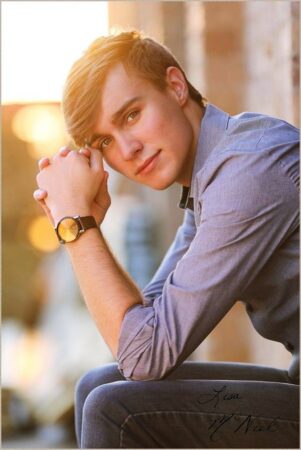 40 Best Senior Year Picture Ideas For Boys – Macho Vibes