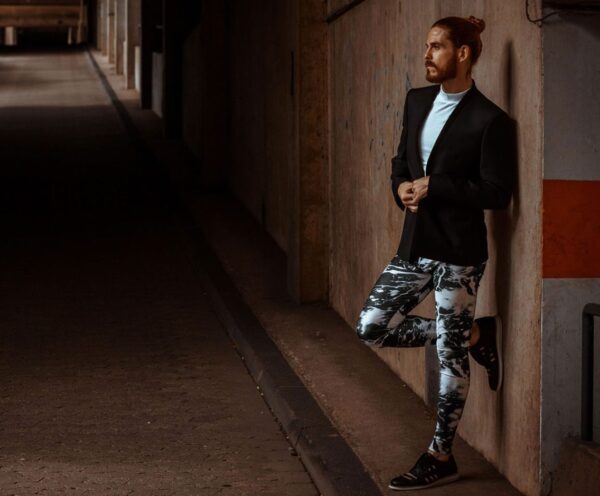 Meggings Style Guide: 10 Fashionable and Comfy Outfits with Leggings ...